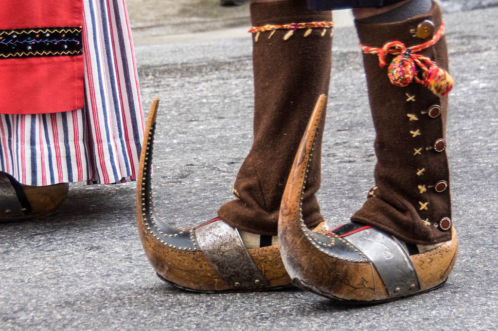 Mythes et légendes : les sabots de Bethmale – Le Centre culturel espéranto